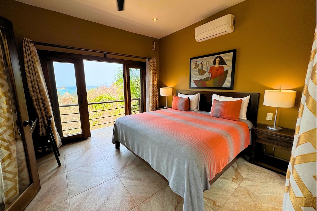 Villa Clássica, vista parcial para o mar | Cofre no quarto, Wi-fi grátis 