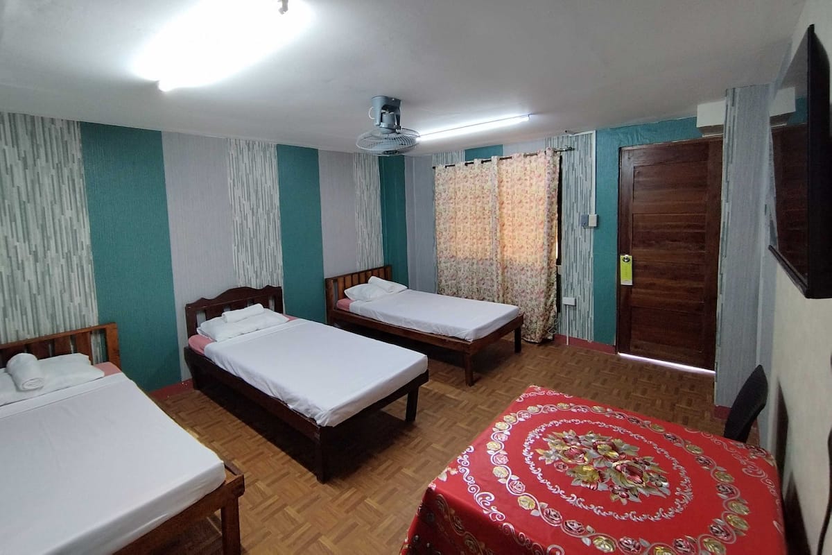 Quarto Triplo Standard | Secretária, Wi-fi grátis, roupa de cama fornecida 