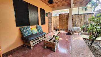 Estúdio Standard, vista para o jardim | Secretária, secretária adequada para computadores portáteis