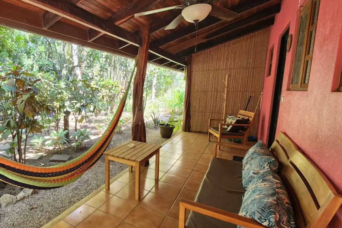Villa Familiar, vista para o jardim | Secretária, secretária adequada para computadores portáteis
