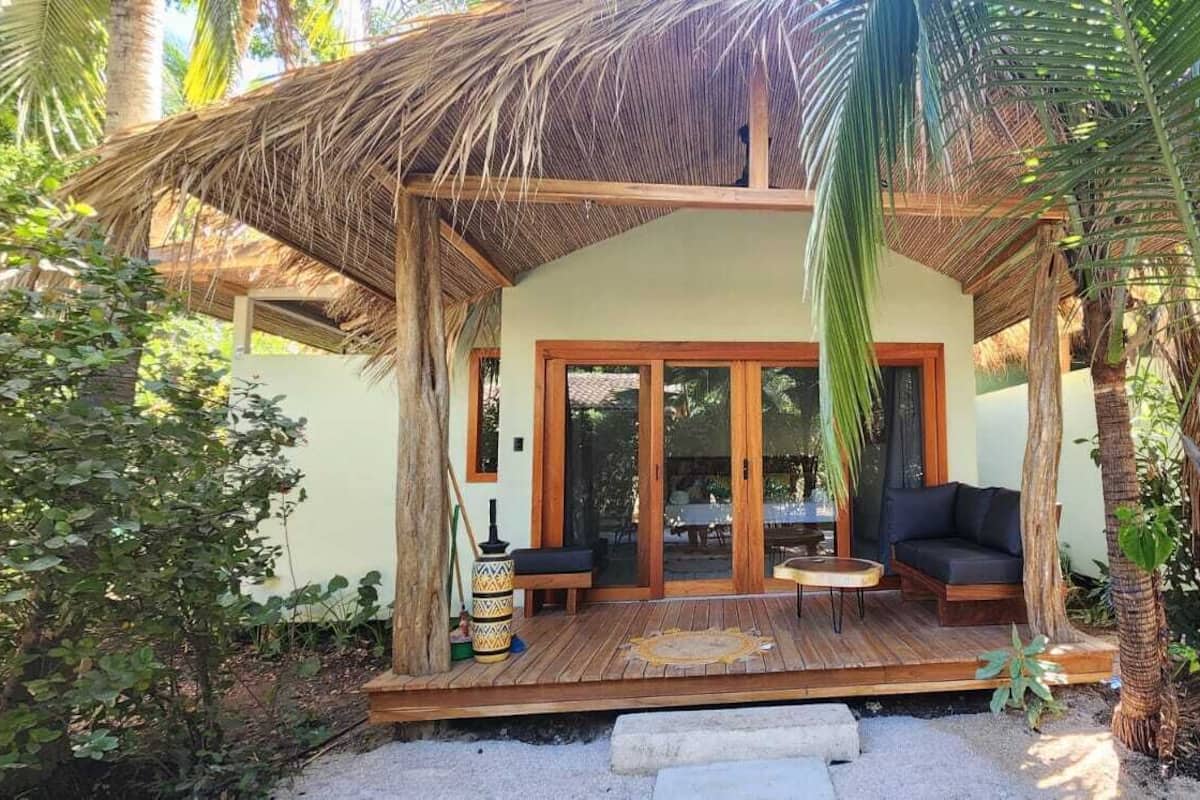Bungalow Deluxe, vista para o jardim | Secretária, secretária adequada para computadores portáteis
