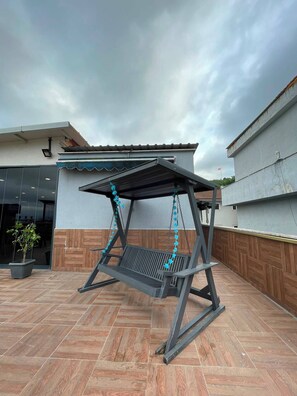 Quarto luxo, vista para a cidade | Área da propriedade