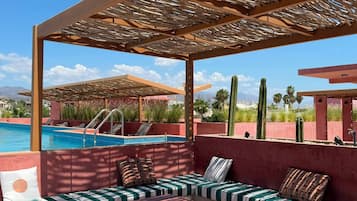 Piscina externa, espreguiçadeiras