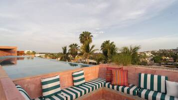 Piscina externa, espreguiçadeiras