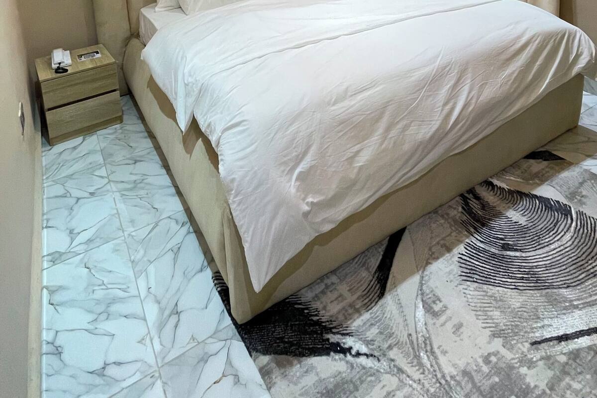 Quarto Individual Deluxe | Secretária adequada para computadores portáteis, ferro/tábua de engomar
