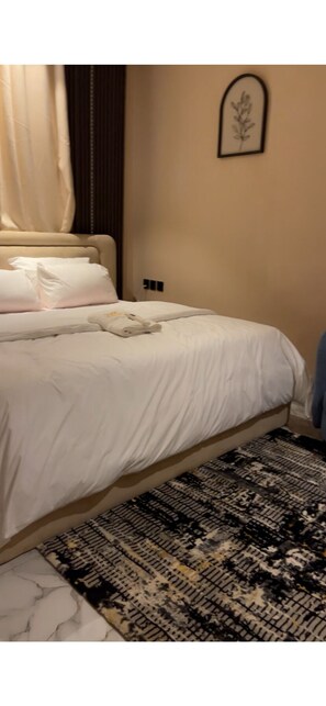 Quarto Individual Deluxe | Secretária adequada para computadores portáteis, ferro/tábua de engomar