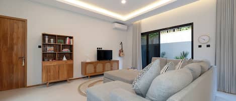 Villa, 3 quartos, piscina privativa | Sala de estar | Smart TV de 42 polegadas com canais digitais, Netflix