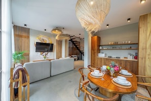 Vila superluxo, 2 quartos, piscina particular, vista para o jardim | Área de estar | Smart TV 50 polegadas com canais digitais