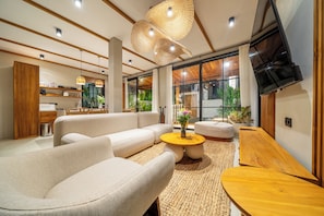 Vila luxo, 2 quartos, piscina particular | Área de estar | Smart TV 50 polegadas com canais digitais