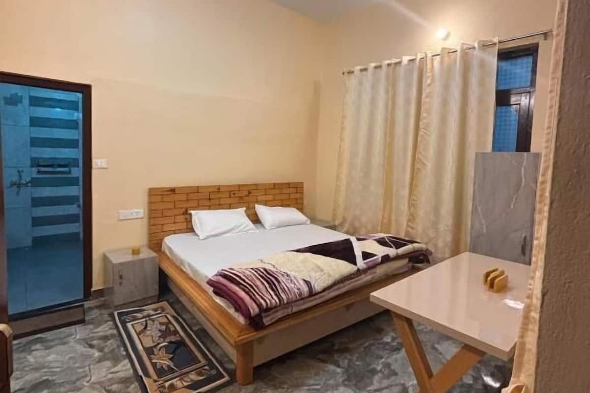 Quarto casal luxo, sacada, vista para a montanha | Camas com colchões de espuma com sistema de memória, escrivaninha