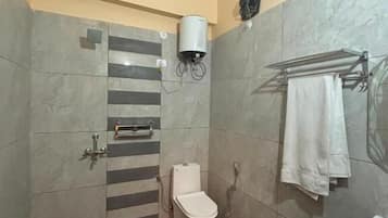 Casa de banho | Um polibã, chinelos, toalhas fornecidas, papel higiénico