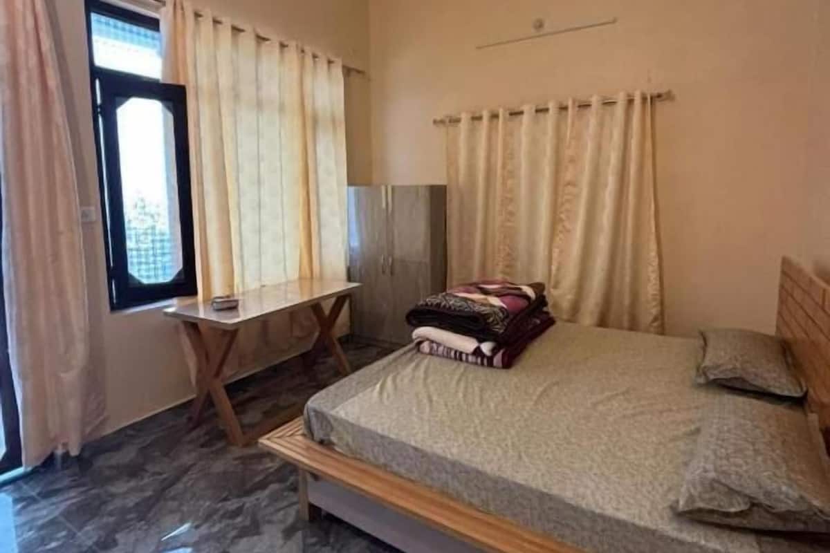 Quarto casal | Camas com colchões de espuma com sistema de memória, escrivaninha