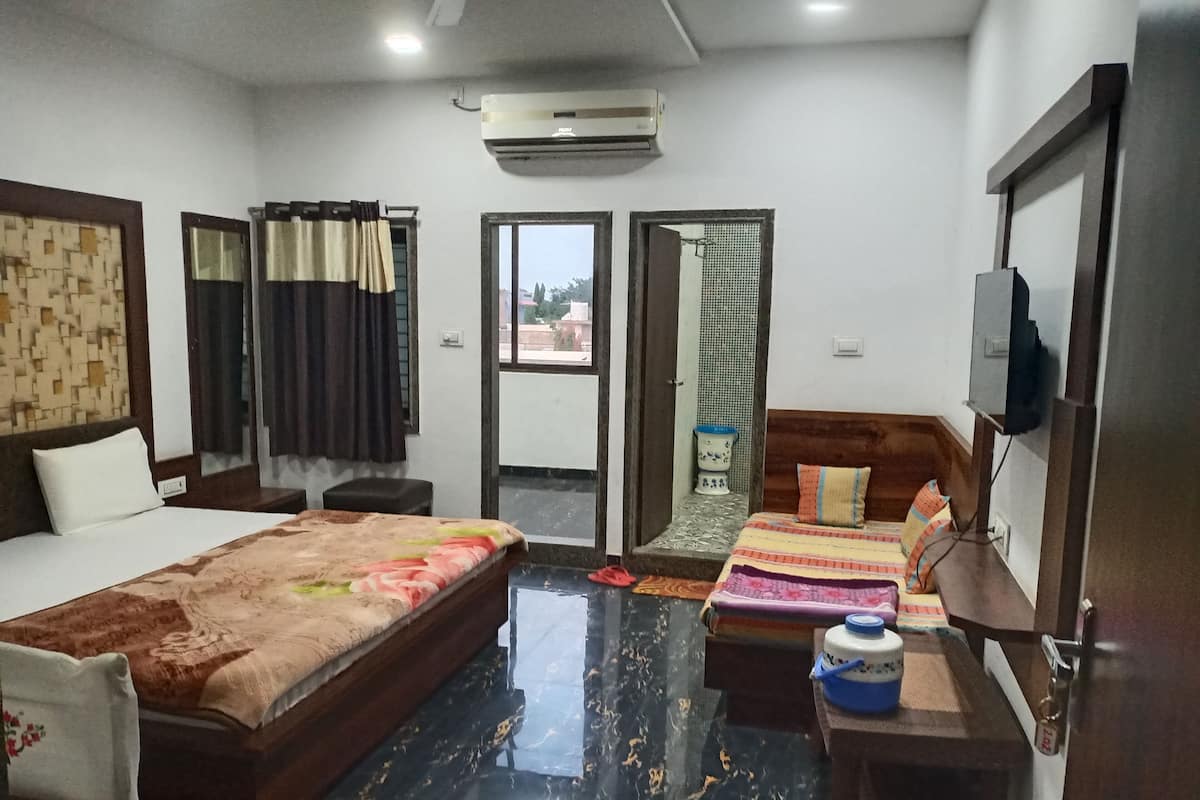 Family AC Room with Ensuite Bathroom | Wi-fi grátis, com mobília individualizada, roupa de cama fornecida 