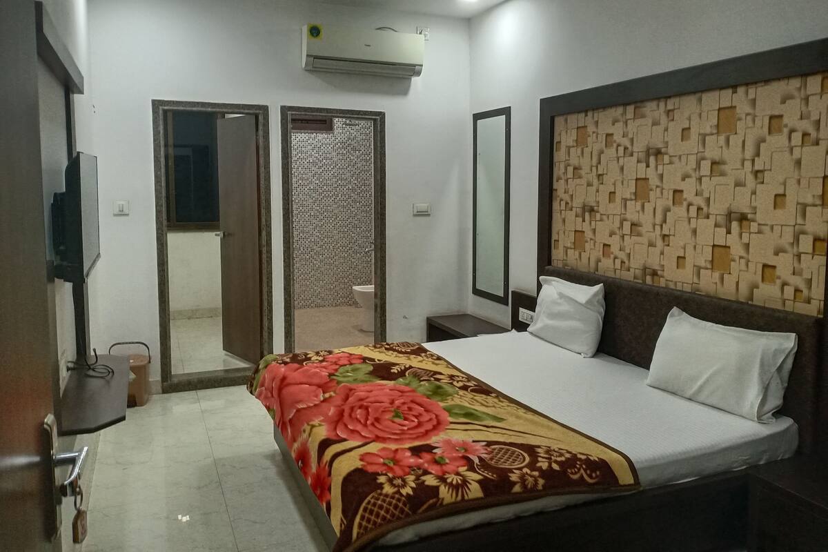 Super Deluxe AC Room with Ensuite Bathroom | Wi-fi grátis, com mobília individualizada, roupa de cama fornecida 