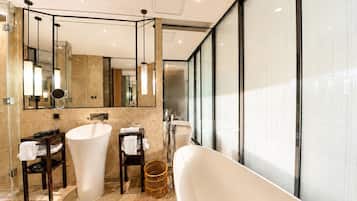 Quarto triplo com design assinado, vista para a colina | Banheiro | Chuveiro/banheira combinados, chuveiro com efeito de chuva