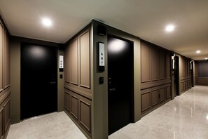 Corredor com portas numeradas 608 e 607, dando acesso aos quartos.
