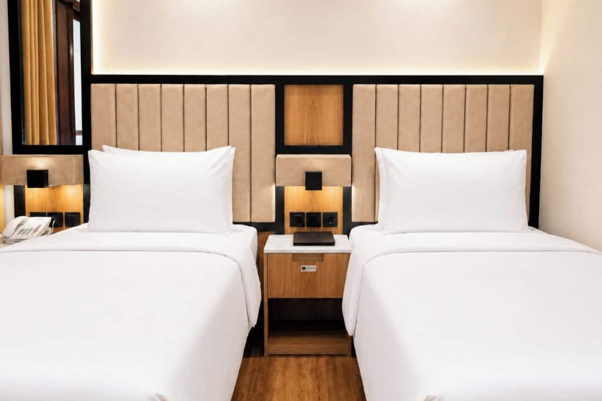 Standard Twin Balcony Bathub | Cofre no quarto, secretária, ferro/tábua de engomar, Wi-fi grátis 