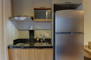 Estúdio Superior | Cozinha privada | Um frigorífico, um micro-ondas, uma placa de cozinha