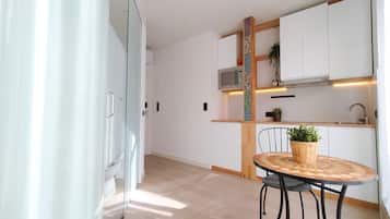 Suíte estúdio luxo, sacada, vista para a cidade | Parte interna