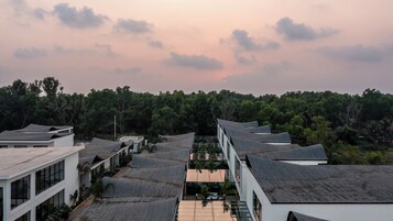 Uma área residencial com várias casas, cada uma com telhado inclinado e varanda.