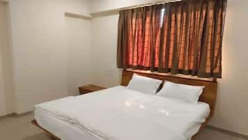 Quarto Deluxe | Lençóis de algodão egípcio, roupa de alta qualidade, cofre no quarto