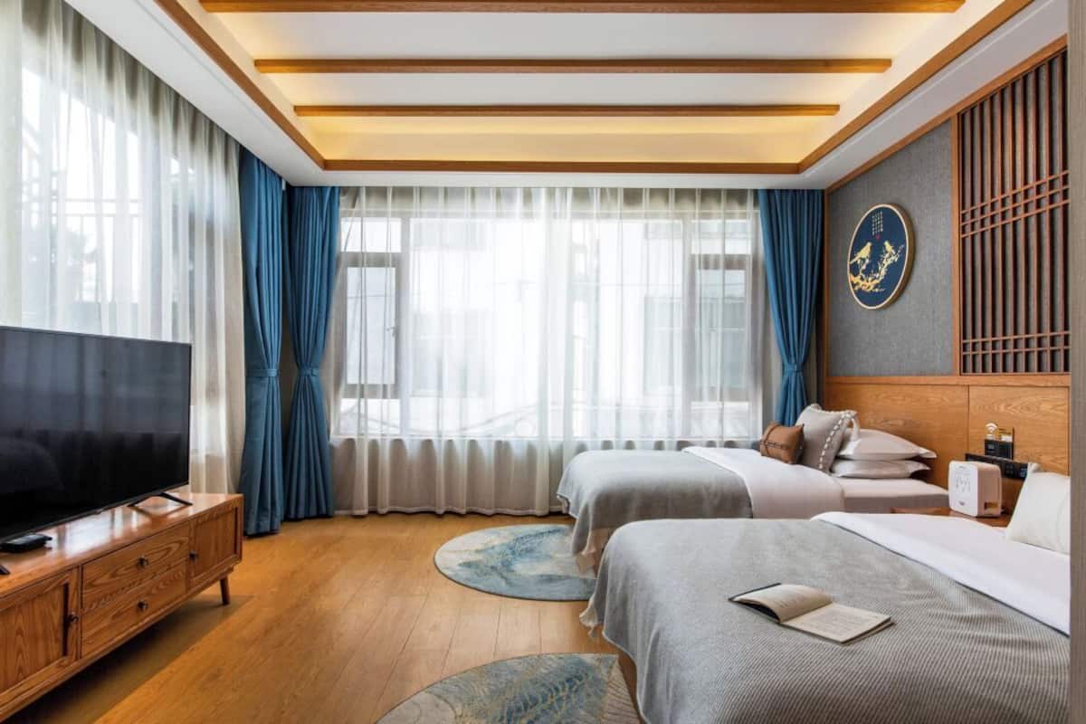 Quarto Twin Deluxe | Roupa de alta qualidade, edredões de penas 