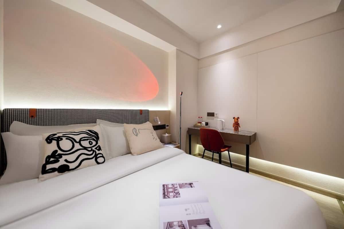 Quarto casal econômico | Frigobar, cortinas blackout, Wi-Fi de cortesia, roupa de cama