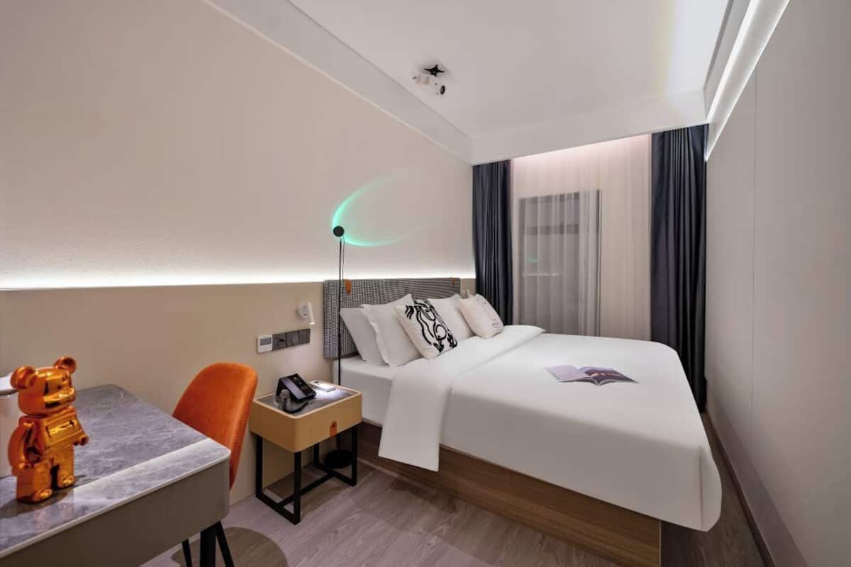 Quarto casal clássico | Frigobar, cortinas blackout, Wi-Fi de cortesia, roupa de cama