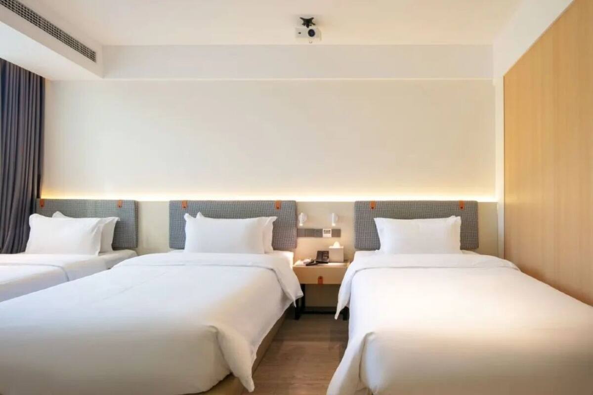 Quarto triplo básico | Frigobar, cortinas blackout, Wi-Fi de cortesia, roupa de cama
