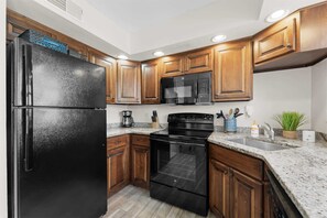 Apartamento em Condomínio Fechado, várias camas (Treasured Lake Views) | Cozinha privada