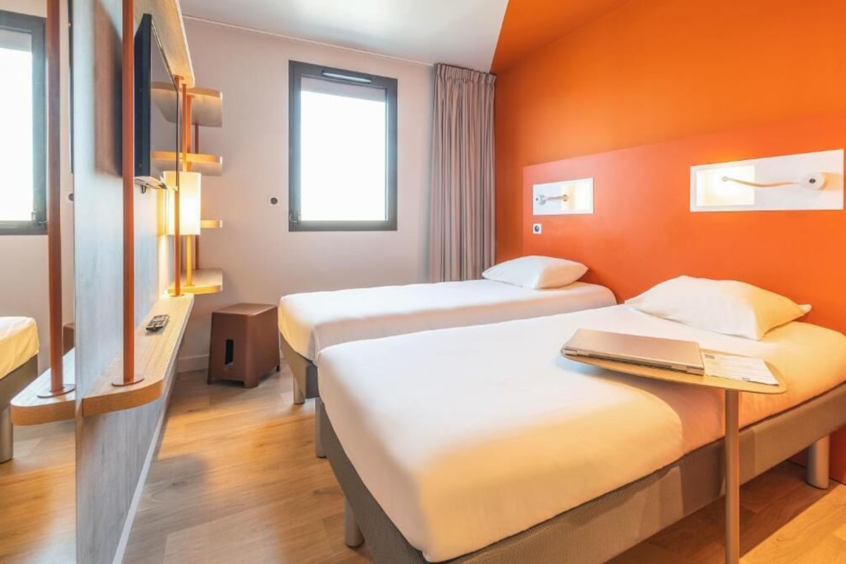 Quarto, 2 camas individuais | Roupa de alta qualidade, ferro/tábua de engomar 