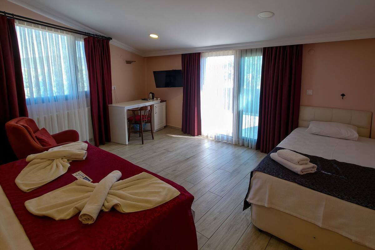 Quarto triplo luxo, sacada, vista para a praia | Escrivaninha