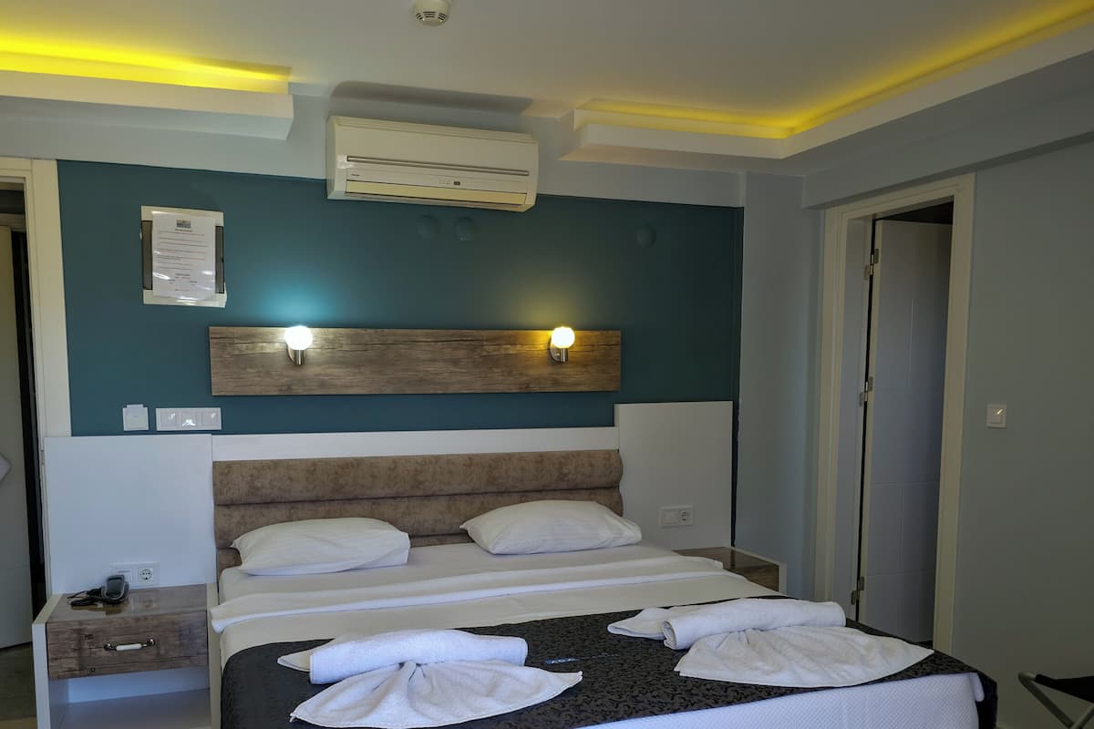 Quarto standard, sacada, vista para a praia | Escrivaninha