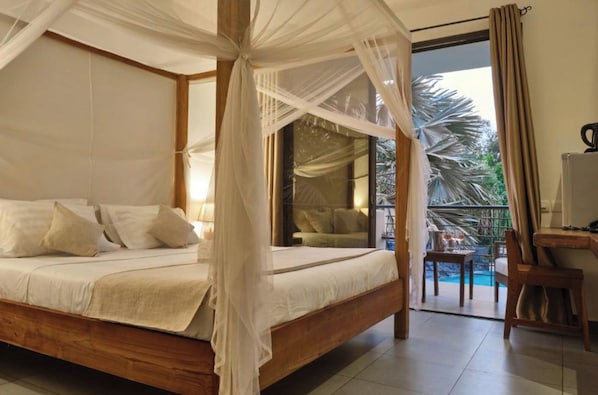 Quarto casal, sacada, vista para a piscina | Wi-Fi de cortesia