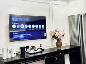 Quarto superluxo, vista para a cidade | Escrivaninha, espaço de trabalho para notebook, Wi-Fi de cortesia