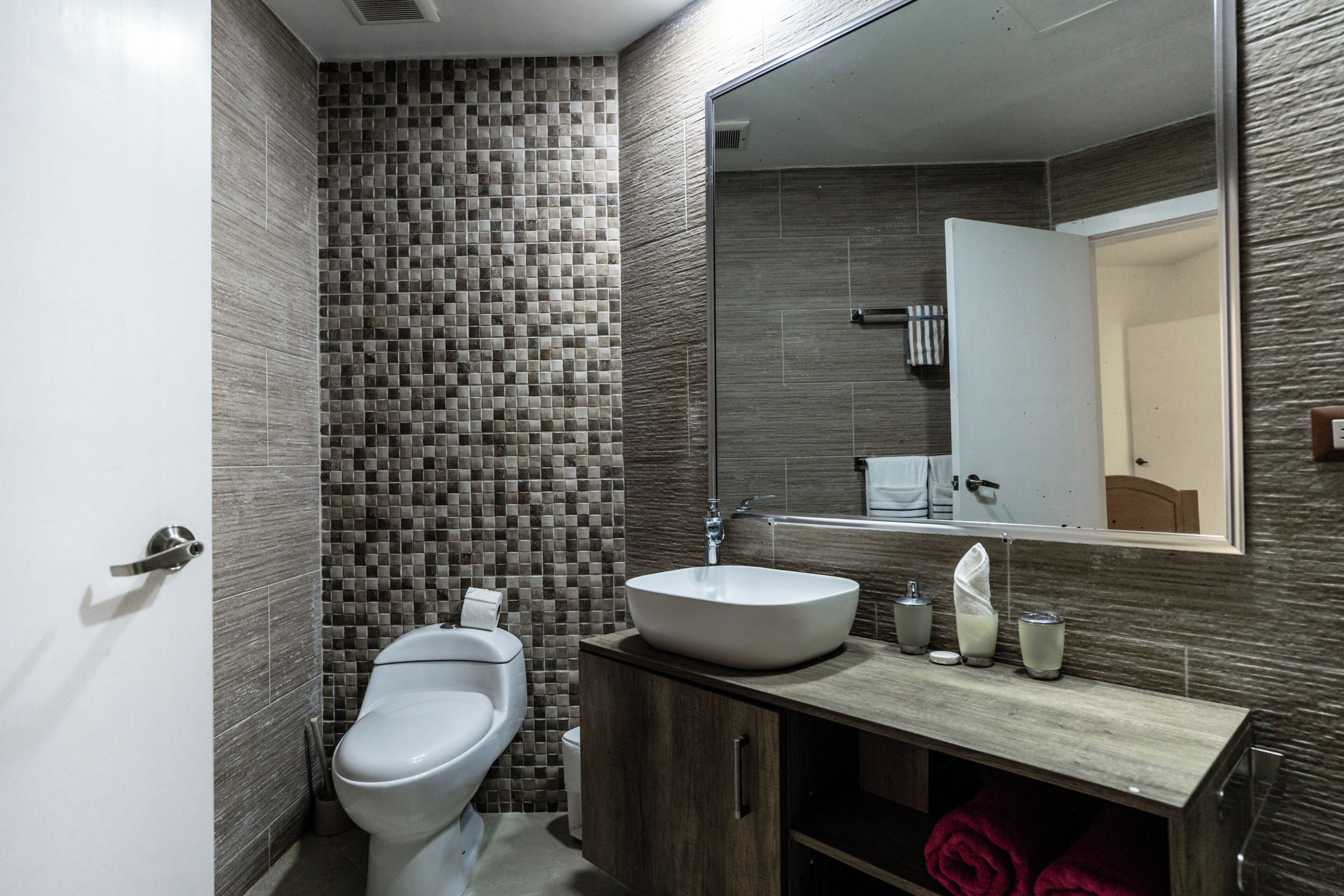 Apartamento, sacada, vista para o jardim | Banheiro | Toalhas de banho, sabonete, papel higiênico 