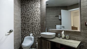 Apartamento, sacada, vista para o jardim | Banheiro | Toalhas de banho, sabonete, papel higiênico