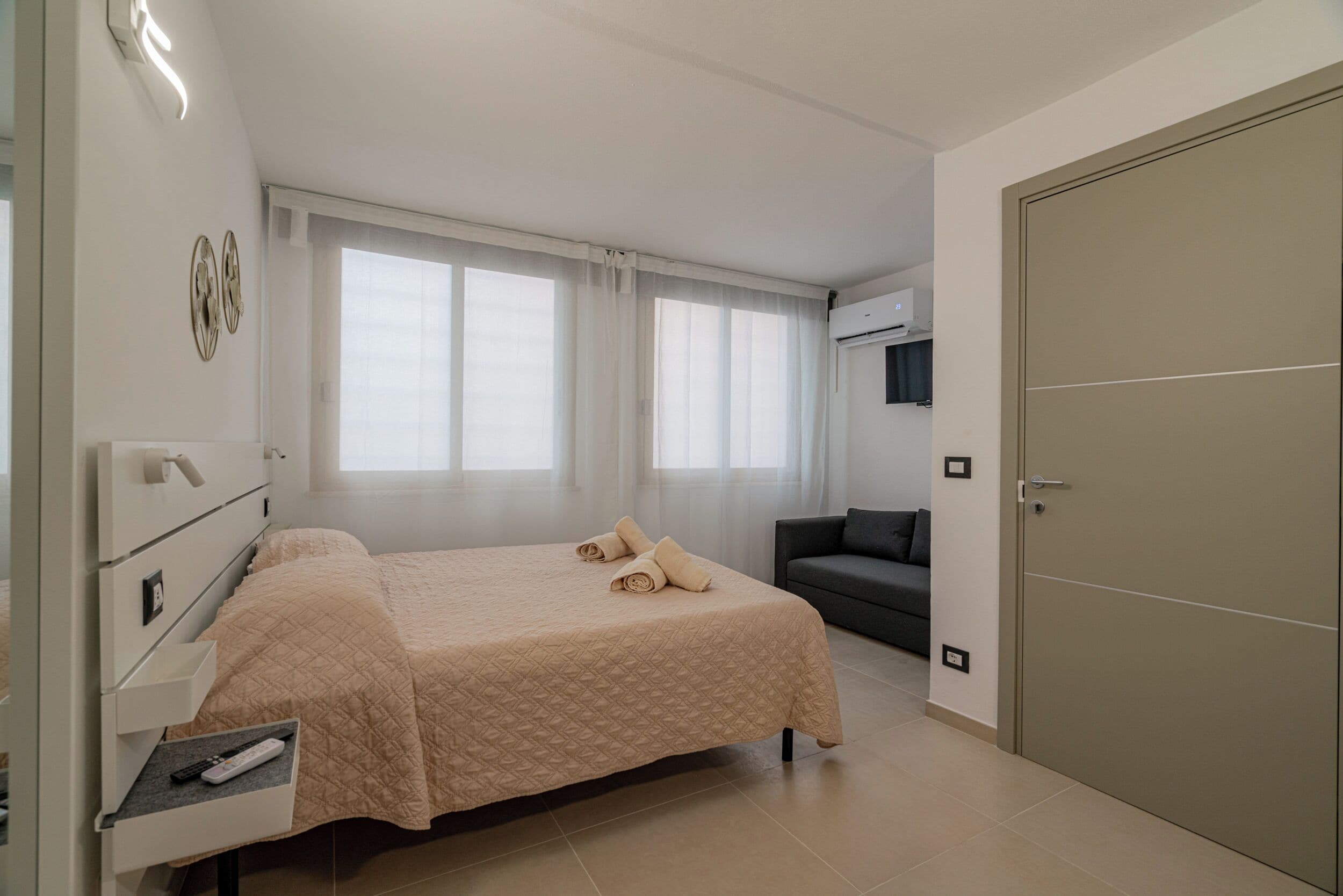 Quarto clássico, 1 cama de casal | Roupas de cama premium, escrivaninha, ferros/tábuas de passar roupa