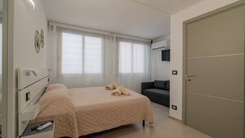 Quarto clássico, 1 cama de casal | Roupas de cama premium, escrivaninha, ferros/tábuas de passar roupa