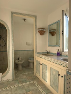 Quarto casal, vista para a piscina | Banheiro