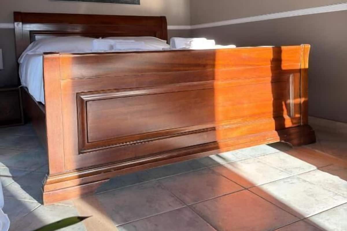 Quarto casal, vista para a piscina | Escrivaninha, espaço de trabalho para notebook, quartos à prova de som