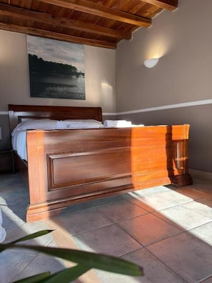 Quarto casal, vista para a piscina | Escrivaninha, espaço de trabalho para notebook, quartos à prova de som
