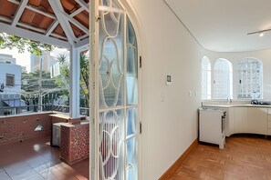 Um interior moderno com cozinha, área de refeições e vista para a cidade.