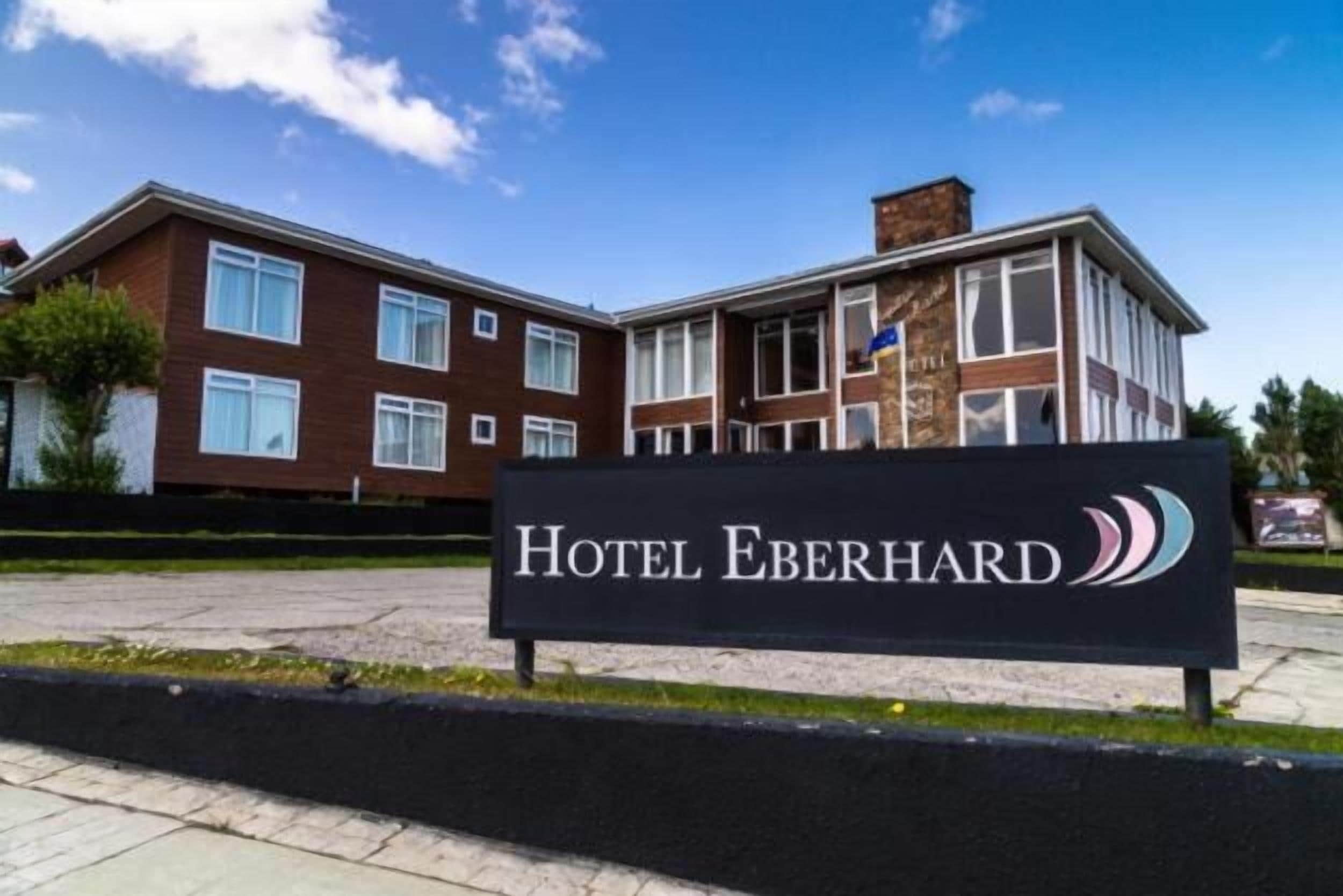 Placa do Hotel Eberhard com um edifício moderno ao fundo.