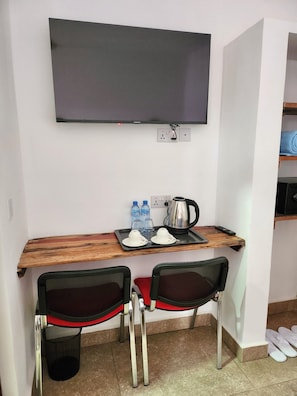 Roupas de cama premium, cofres nos quartos, escrivaninha