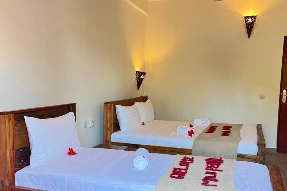 Quarto triplo, sacada, vista para a piscina | Roupas de cama premium, cofres nos quartos, escrivaninha