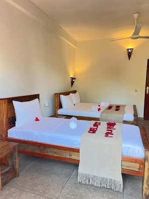 Quarto triplo, sacada, vista para a piscina | Roupas de cama premium, cofres nos quartos, escrivaninha