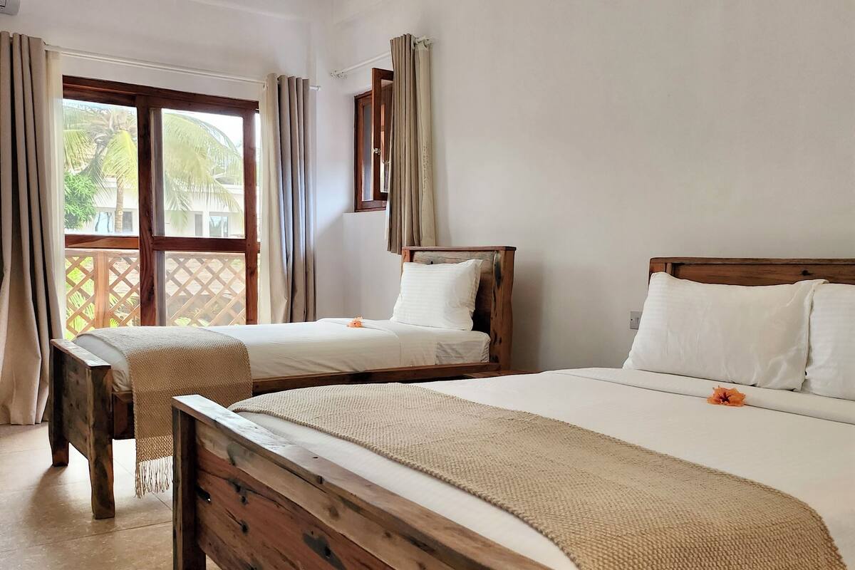 Quarto quádruplo família, sacada, vista para o jardim | Roupas de cama premium, cofres nos quartos, escrivaninha