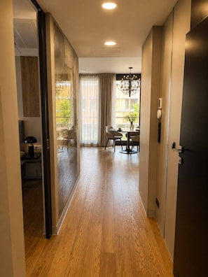Apartamento Deluxe, Vista para a cidade | Cofre no quarto, cortinas/cortinados opacos, ferro/tábua de engomar 