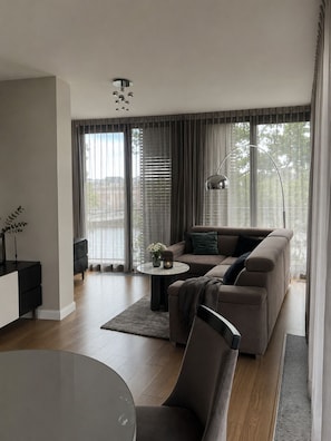 Apartamento Deluxe, Vista para a cidade | Cofre no quarto, cortinas/cortinados opacos, ferro/tábua de engomar 